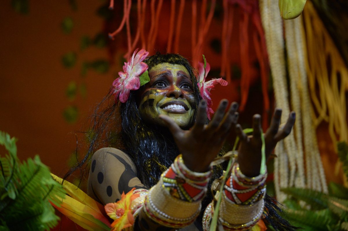 Gritos de resistência e de socorro dos Yanomamis ecoam na Sapucaí